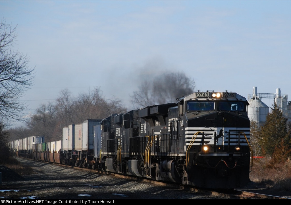 NS 9749 leads intermodal 20E east at LEHL MP 40